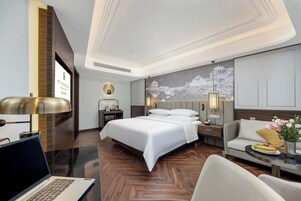 Quarto casal executivo, vista para a colina | Roupas de cama premium, escrivaninha, espaço de trabalho para notebook