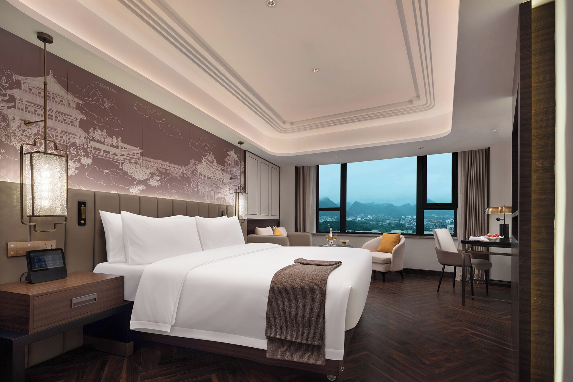 Quarto de hotel moderno com uma cama grande, uma escrivaninha e vista para a cidade.