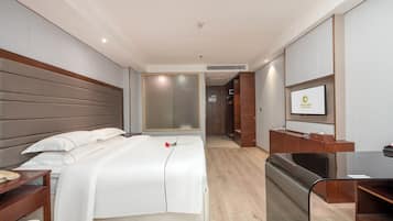 Quarto Duplo Superior, Vista para a cidade | Secretária adequada para computadores portáteis, quartos insonorizados