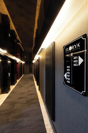 Minibar, secretária, secretária adequada para computadores portáteis 