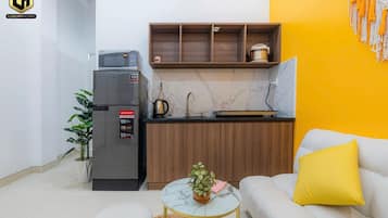 Quarto superluxo, vista para a cidade | Cozinha privada | Geladeira, micro-ondas, cooktop, chaleira elétrica
