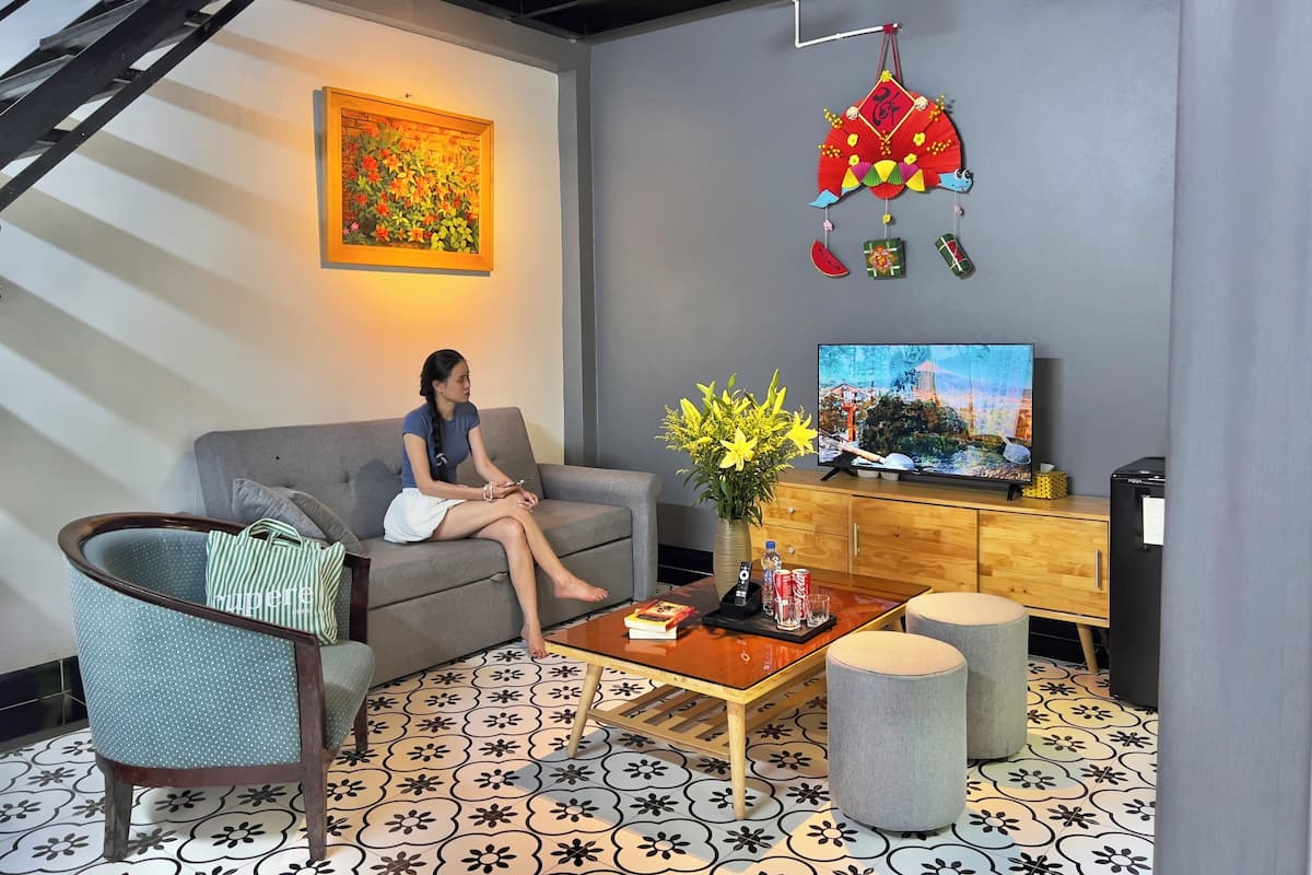 Apartamento Familiar, vista para a colina | Sala de estar | TV de ecrã plano