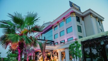 Fachada do alojamento (tarde/noite)