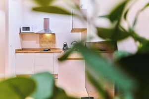 Estúdio superior | Cozinha privada | Frigobar, micro-ondas, fogão, cooktop