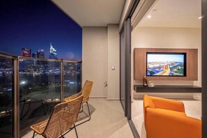 Apartamento Design | Sala de estar | Televisor de ecrã plano de 60 polegadas com canais por cabo