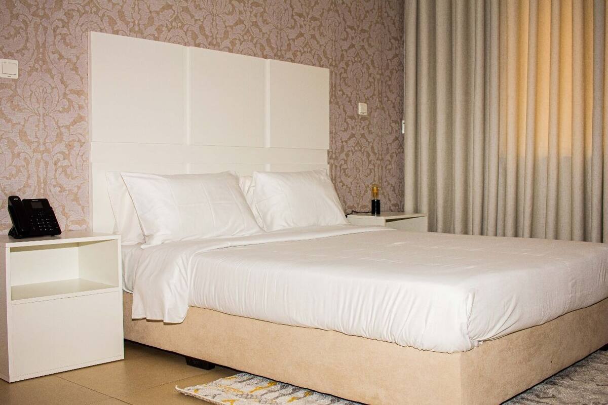 Quarto casal | Cofres nos quartos, escrivaninha, espaço de trabalho para notebook