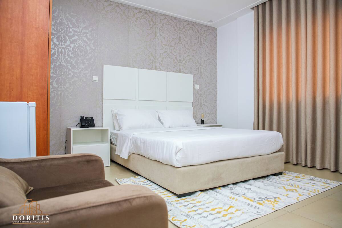 Quarto superior | Cofres nos quartos, escrivaninha, espaço de trabalho para notebook