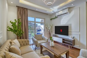 Apartamento Deluxe, vista para o jardim | Sala de estar | Lareira