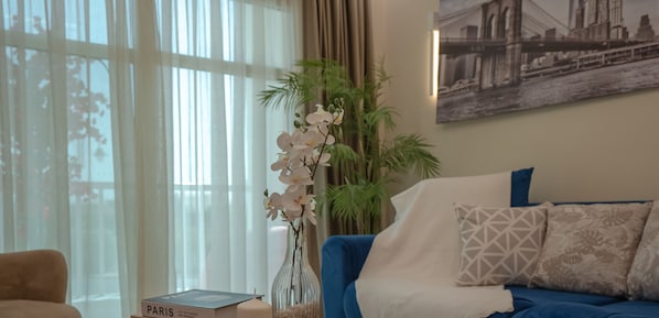 Apartamento Deluxe, vista para o jardim | Sala de estar | Lareira 