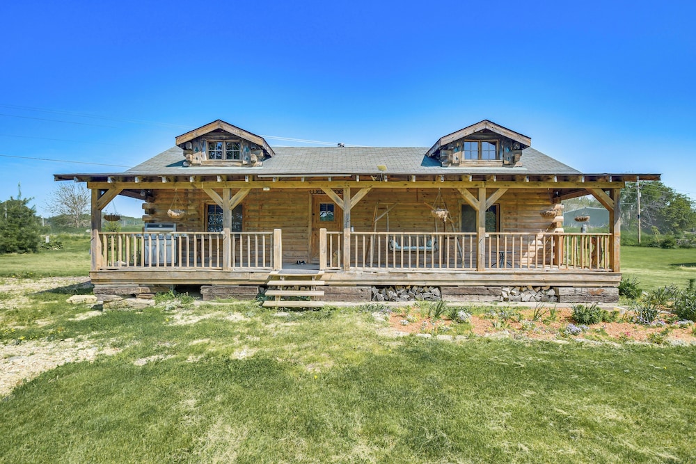 Bellevue Log Cabin W/ Gas Grill & Creek Access - Bellevue, IA