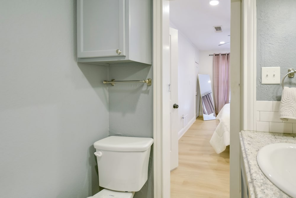 9 Mi To Downtown: Lubbock Home W/ Yard - Lubbock, TX