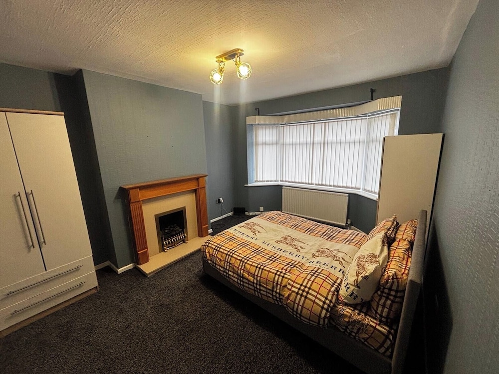 Housesleeps9-fireplace-garden-bbq-tv - Manchester