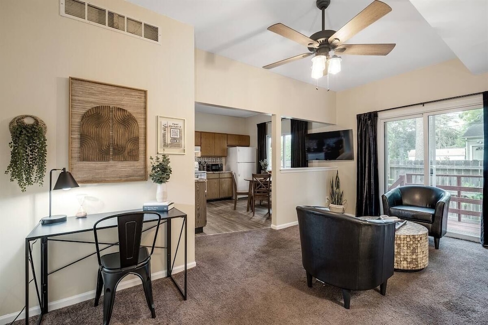 Stylish Sanctuary Near Emu: Ideal For Med Students 2 Bedroom Apts - Ypsilanti, MI