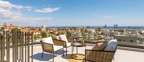 Apartamento, 3 quartos, sacada, vista para a cidade | Terraço/pátio