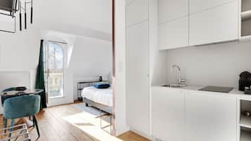 Apartamento Cidade | Cozinha privada | Minifrigorífico, um micro-ondas, uma placa de cozinha