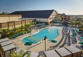 8 piscinas internas, 3 piscinas externas, barracas, espreguiçadeiras