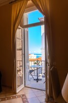 Quarto casal clássico, sacada, vista parcial para o mar | Escrivaninha, quartos à prova de som, ferros/tábuas de passar roupa