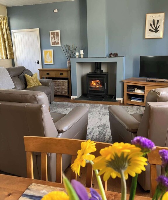 1 Courtyard Cottage With Hot Tub And Walled Garden - Haverfordwest