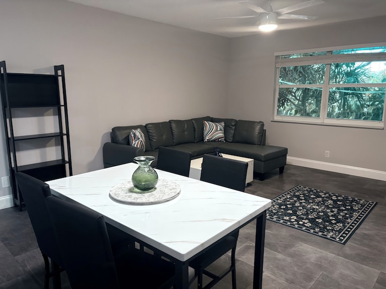 Chic Newly Remodeled 2bd 2bath Apartment With Ac, Wifi In Vibrant Delray Beach - Delray Beach, FL