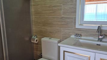 Quarto casal ou duplo standard, vista para o mar | Banheiro | Chuveiro, produtos de toalete grátis, secador de cabelo