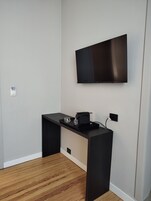 Quarto superior | Cofres nos quartos, escrivaninha, espaço de trabalho para notebook