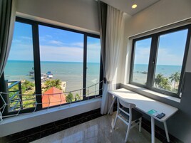 Quarto luxo, vista para o oceano | Frigobar, escrivaninha, Wi-Fi de cortesia, roupa de cama