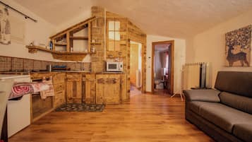 Apartamento, pátio, vista para a montanha | Sala de estar | Televisor, Netflix, serviços de streaming