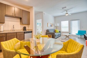 Apartamento superluxo | Opções para refeição no quarto