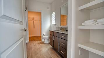 Apartamento de Luxo | Casa de banho | Artigos de higiene pessoal grátis, um secador de cabelo, sabão, champô