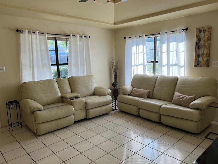 Large Home For Up To 14 Guests In Space X City Of Brownsville Tx With Wifi & Ac - Brownsville, TX