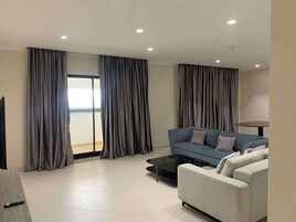 Apartamento standard, 1 cama King, cozinha americana, vista para a cidade | Quartos à prova de som
