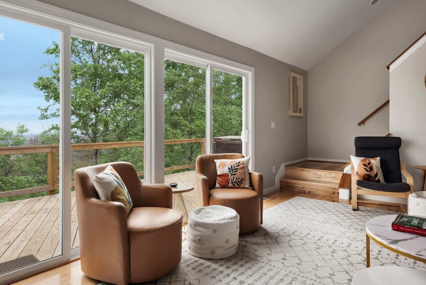Valley Views, Hot Tub, Deck, Screened Porch & Wifi - Berkeley Springs, WV