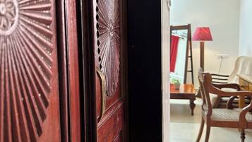 Quarto Quádruplo Superior | Secretária, secretária adequada para computadores portáteis