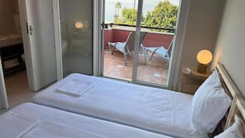 3 quartos, cofres nos quartos, cortinas blackout, quartos à prova de som