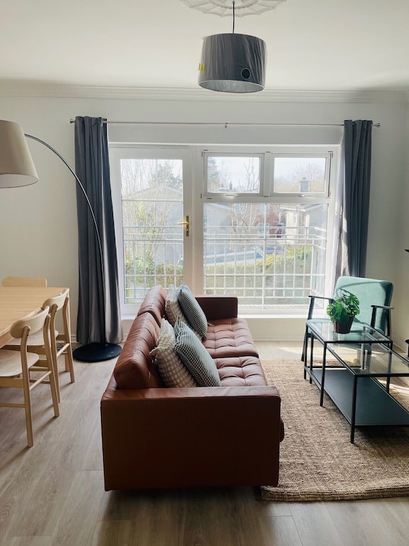 Modern And Spacious No. 5 - Sleeps 6 - Free Parking - Galway