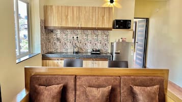 Suite Deluxe | Cozinha privada | Um frigorífico, um micro-ondas, uma placa de cozinha