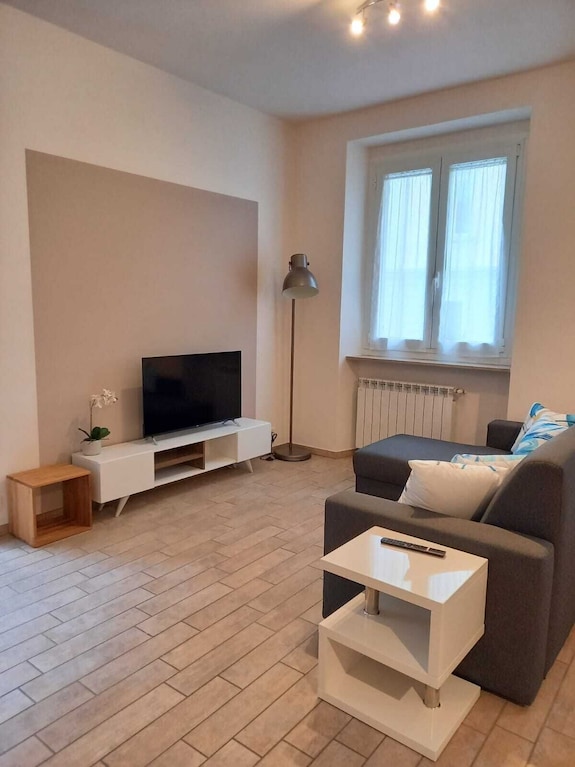 Cozy One-bedroom Apartment In The Historic Center Just Steps From The Lakefront - Gardone Riviera