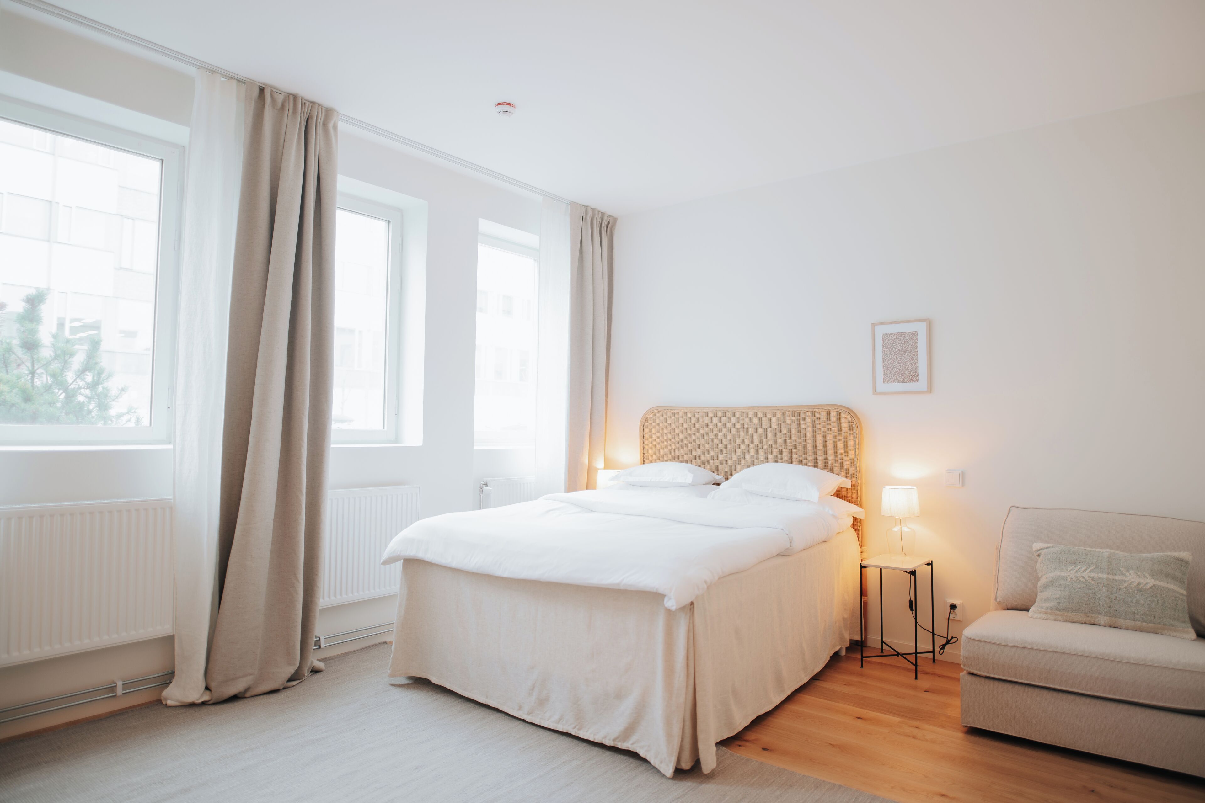 Secretária, secretária adequada para computadores portáteis 