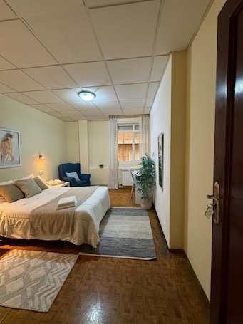 Quarto Duplo Standard, Vista para a cidade | EdredƵes de penas, secretƔria adequada para computadores portƔteis