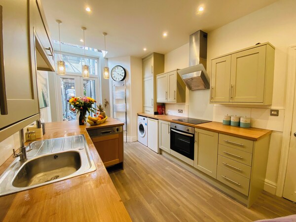 Blackpool - 4 Beds - Sleeps 10 - Pet Friendly - Blackpool