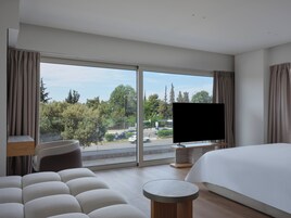 Quarto casal superior | Cofres nos quartos, escrivaninha, espaço de trabalho para notebook