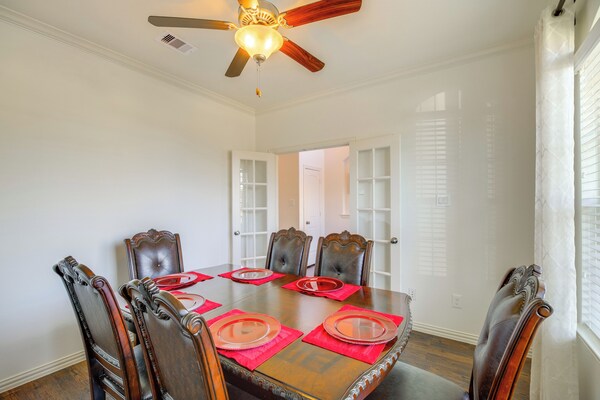 22 Mi To Dtwn Houston: Spacious Baytown Home! - Baytown, TX