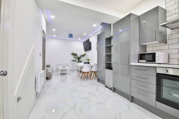 Casa, 2 quartos, cozinha | Cozinha privada | Um frigorífico/congelador grande, um micro-ondas, um forno