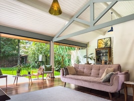 Vila | Área de estar | TV 40 polegadas com canais via satélite