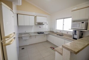 Apartamento básico | Cozinha privada | Geladeira, micro-ondas, talheres/pratos/utensílios de cozinha
