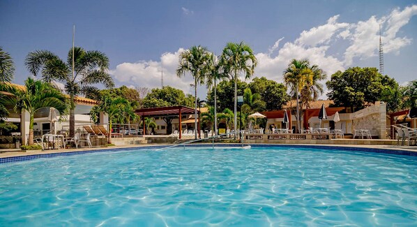 6 piscinas exteriores, guarda-sóis, espreguiçadeiras 