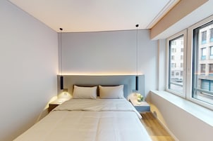 Frigobar, escrivaninha, espaço de trabalho para notebook