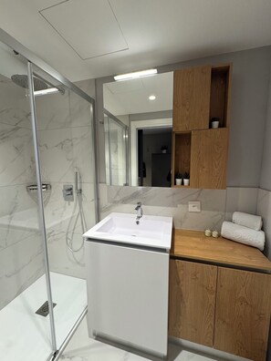 Quarto Duplo Comfort, Vista para a cidade | Casa de banho | Um polibã, artigos de higiene pessoal grátis, um secador de cabelo 