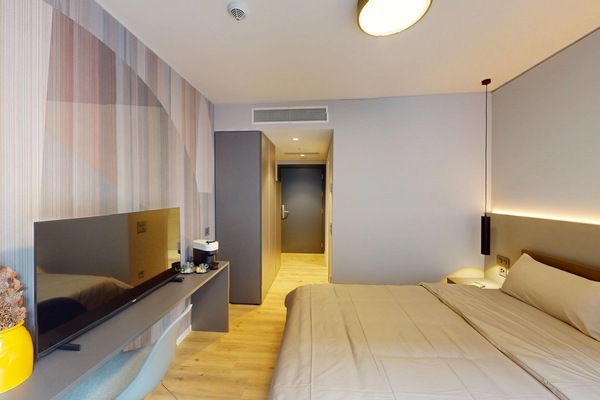 Quarto casal conforto, vista para a cidade | Frigobar, escrivaninha, espaço de trabalho para notebook