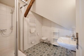 Condo conforto | Banheiro | Secador de cabelo, toalhas de banho, sabonete, papel higiênico